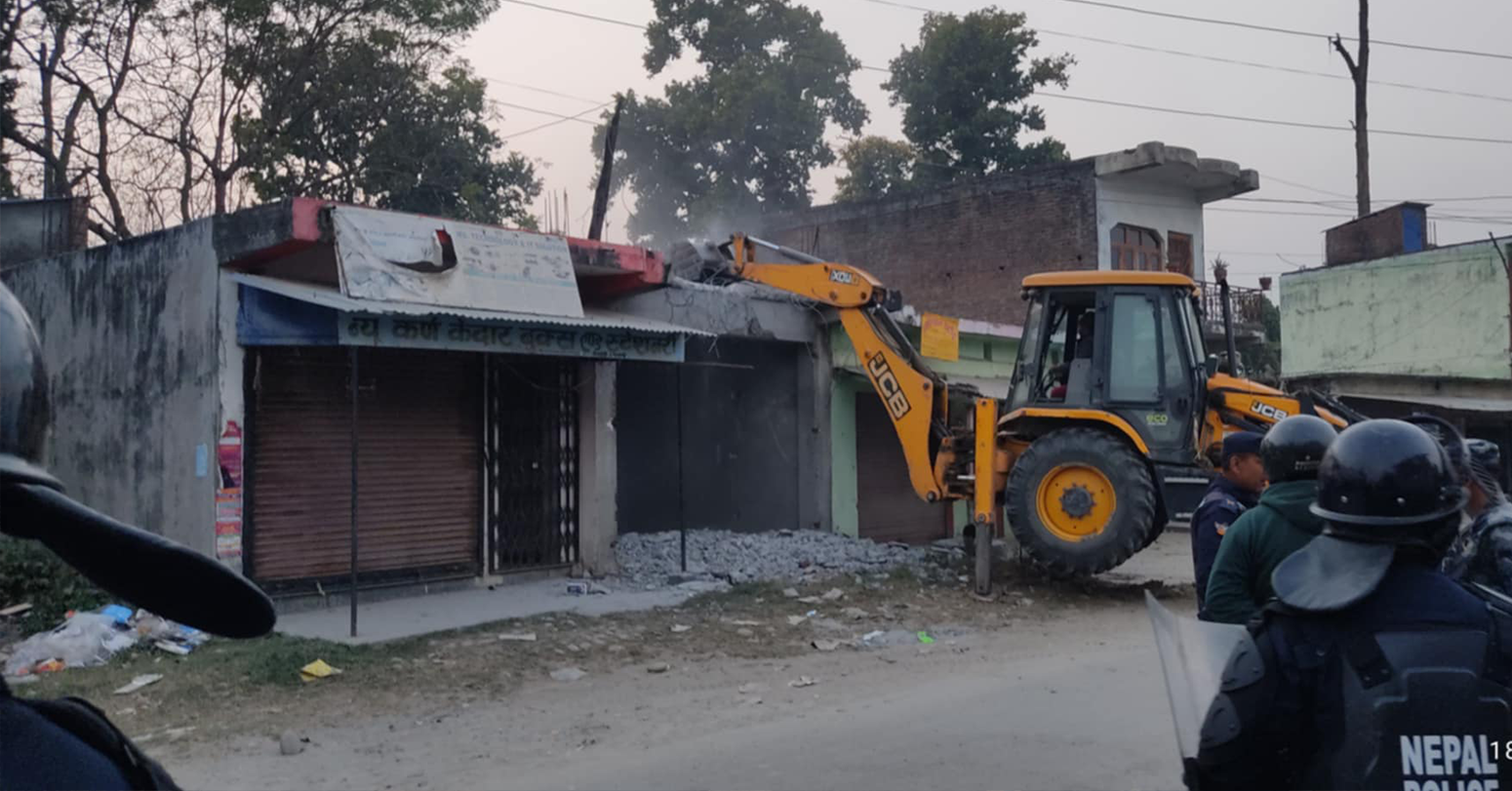 बेलडाँडी गाउँपालिका प्रमुख रानाले सडकमा पर्ने आफ्नै घरमा डोजर लगाएर हटाए