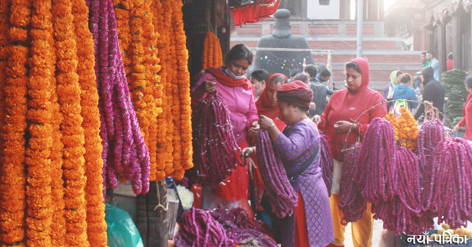 फूल र फूलको माला बेच्न भ्याइनभ्याई (फोटोफिचर)